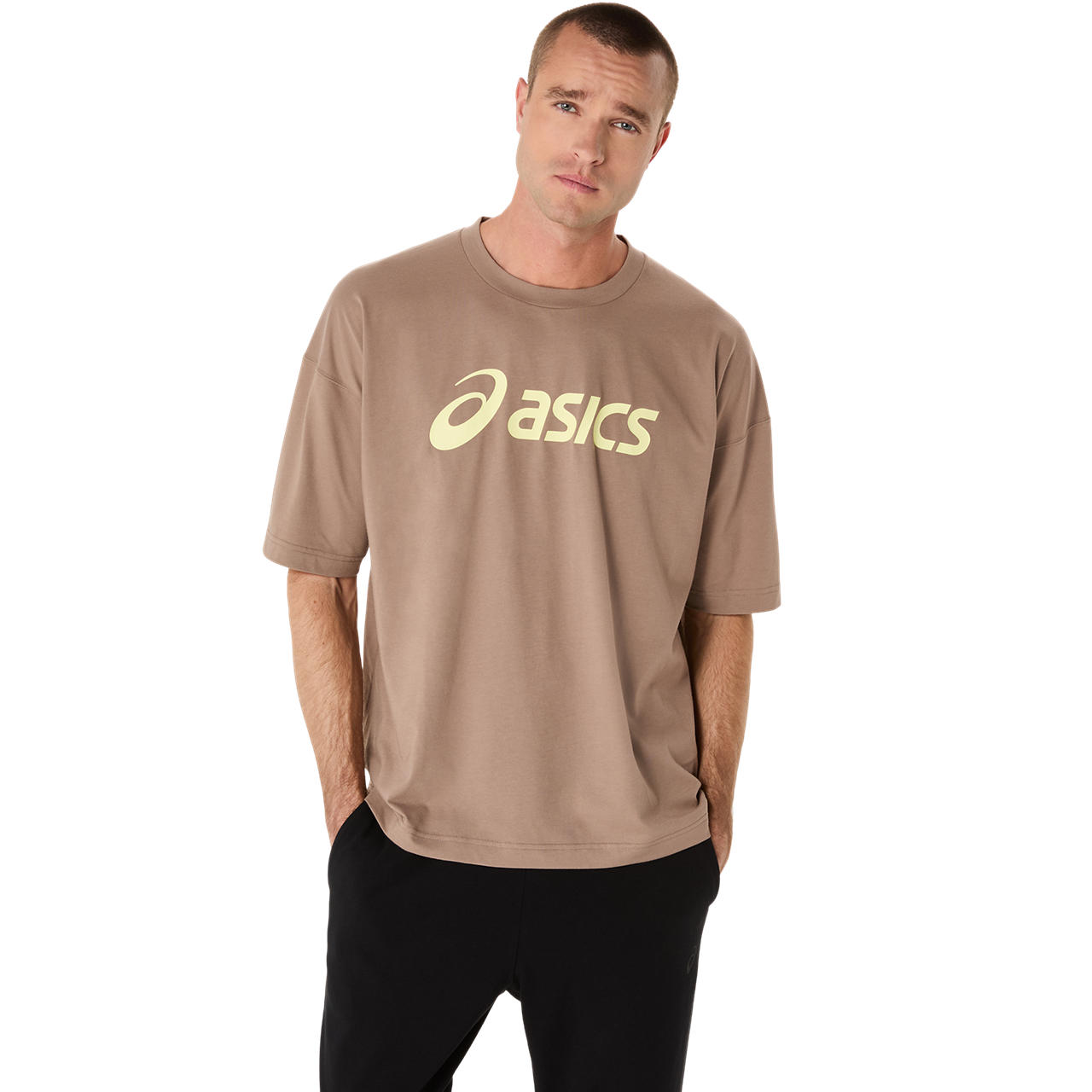 Asics - Polera ASICS Graphic Relaxed Tee Manga Corta - Masculino - Cafe ...